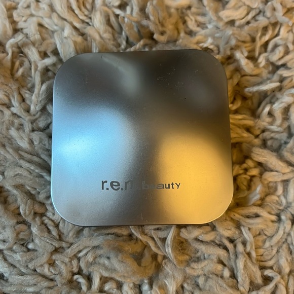 R.E.M. Beauty | Makeup | New Rem Beauty Highlighter Topper In Solar ...